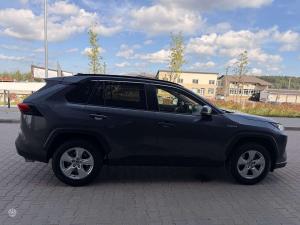 Grey Toyota RAV4 2021 in Vilnius, with an engine capacity of 2.49 L and mileage of 117 thousand km for 27350 €, photo 5 on AUTOMOTO.COM.LV
