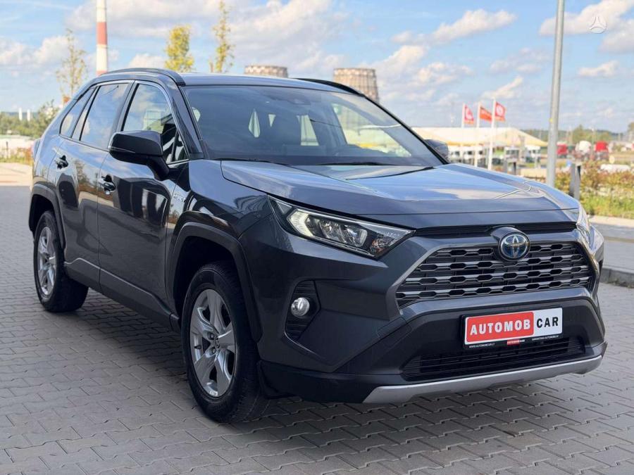 Grey Toyota RAV4 2021 in Vilnius, with an engine capacity of 2.49 L and mileage of 117 thousand km for 27350 €, photo 6 on AUTOMOTO.COM.LV