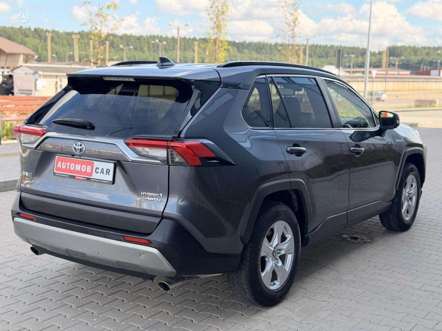 Grey Toyota RAV4 2021 in Vilnius, with an engine capacity of 2.49 L and mileage of 117 thousand km for 27350 €, photo 9 on AUTOMOTO.COM.LV