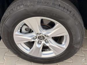 Grey Toyota RAV4 2021 in Vilnius, with an engine capacity of 2.49 L and mileage of 117 thousand km for 27350 €, photo 14 on AUTOMOTO.COM.LV