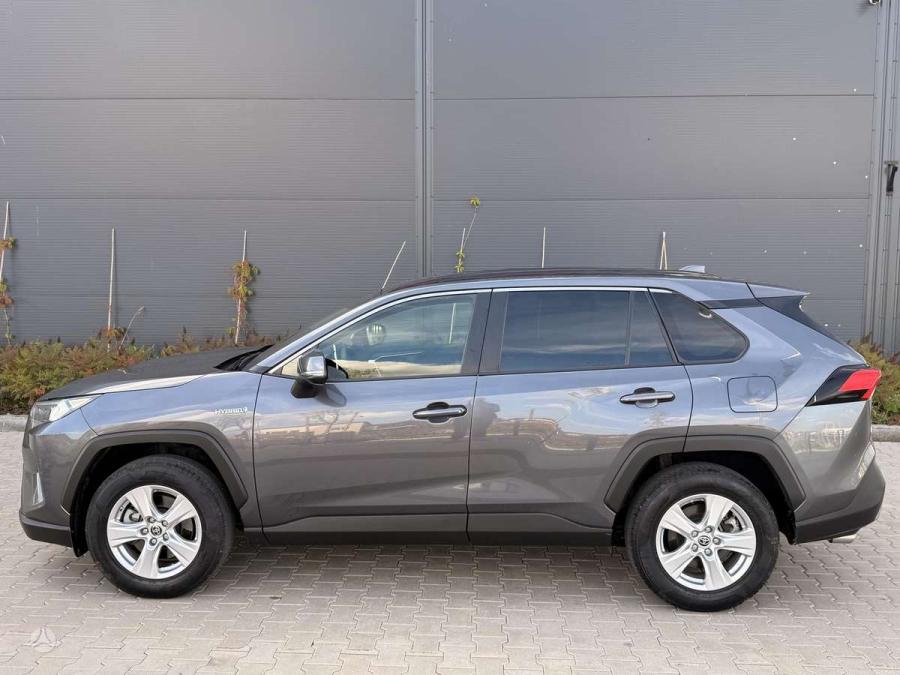 Grey Toyota RAV4 2021 in Vilnius, with an engine capacity of 2.49 L and mileage of 117 thousand km for 27350 €, photo 15 on AUTOMOTO.COM.LV