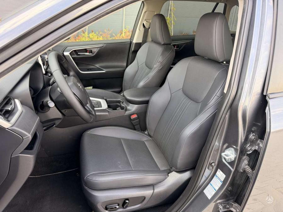 Grey Toyota RAV4 2021 in Vilnius, with an engine capacity of 2.49 L and mileage of 117 thousand km for 27350 €, photo 16 on AUTOMOTO.COM.LV