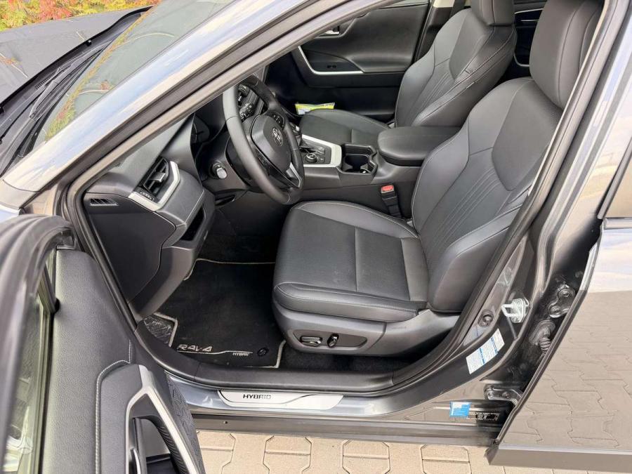 Grey Toyota RAV4 2021 in Vilnius, with an engine capacity of 2.49 L and mileage of 117 thousand km for 27350 €, photo 17 on AUTOMOTO.COM.LV