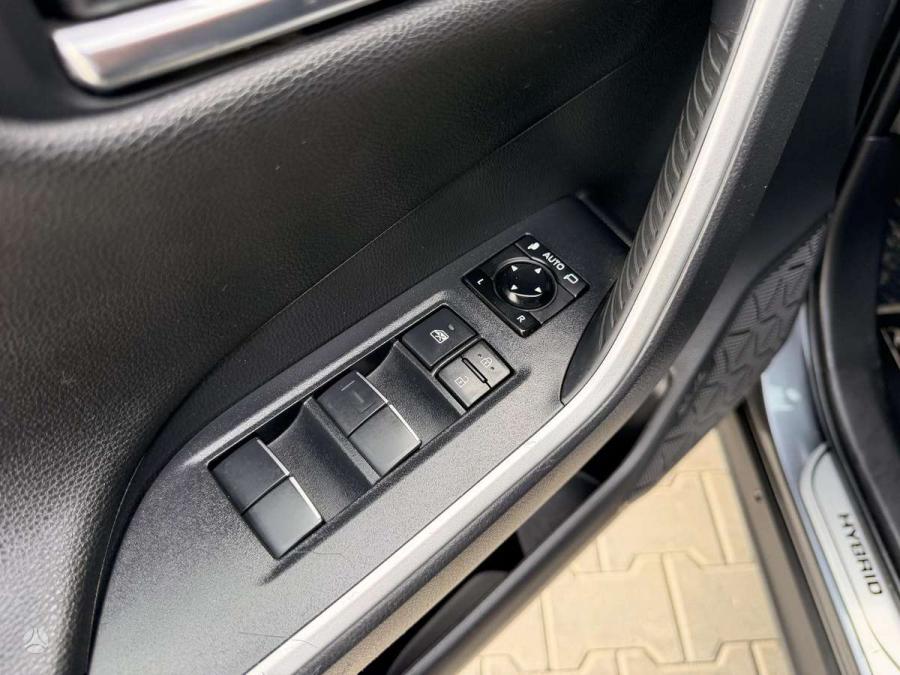 Grey Toyota RAV4 2021 in Vilnius, with an engine capacity of 2.49 L and mileage of 117 thousand km for 27350 €, photo 18 on AUTOMOTO.COM.LV