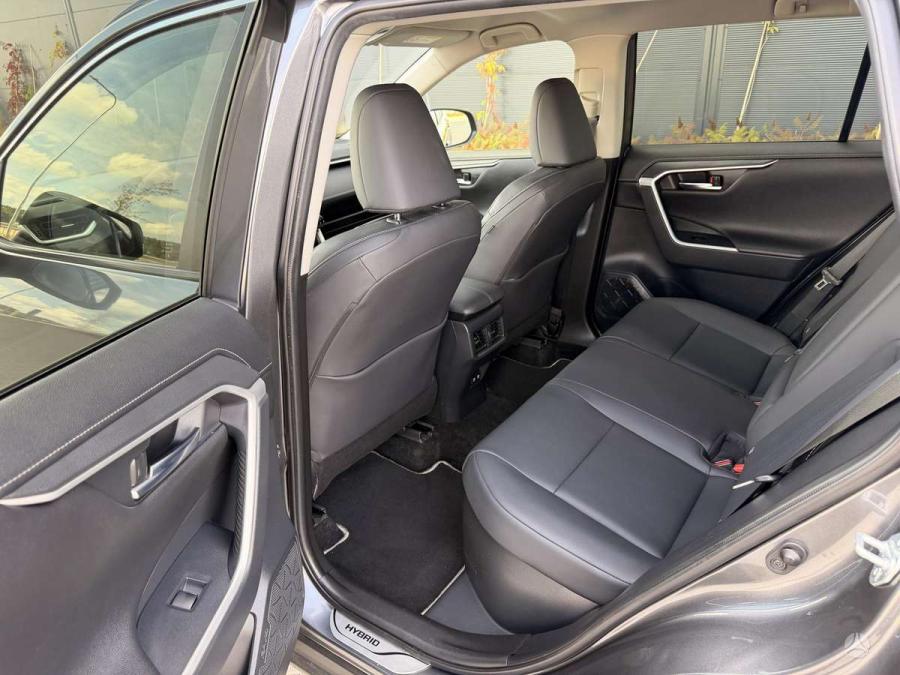 Grey Toyota RAV4 2021 in Vilnius, with an engine capacity of 2.49 L and mileage of 117 thousand km for 27350 €, photo 22 on AUTOMOTO.COM.LV