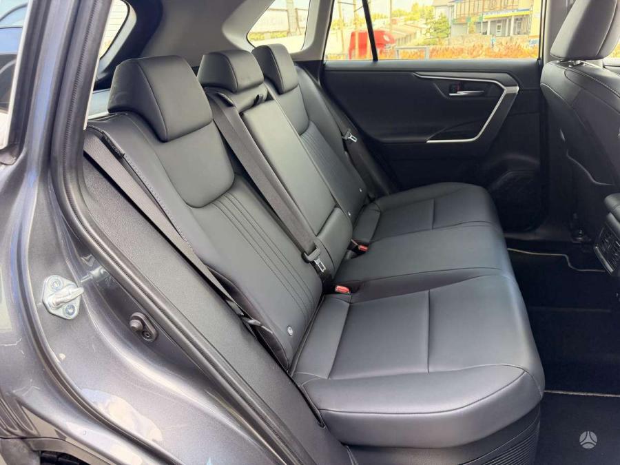 Grey Toyota RAV4 2021 in Vilnius, with an engine capacity of 2.49 L and mileage of 117 thousand km for 27350 €, photo 23 on AUTOMOTO.COM.LV
