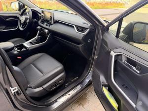 Grey Toyota RAV4 2021 in Vilnius, with an engine capacity of 2.49 L and mileage of 117 thousand km for 27350 €, photo 28 on AUTOMOTO.COM.LV