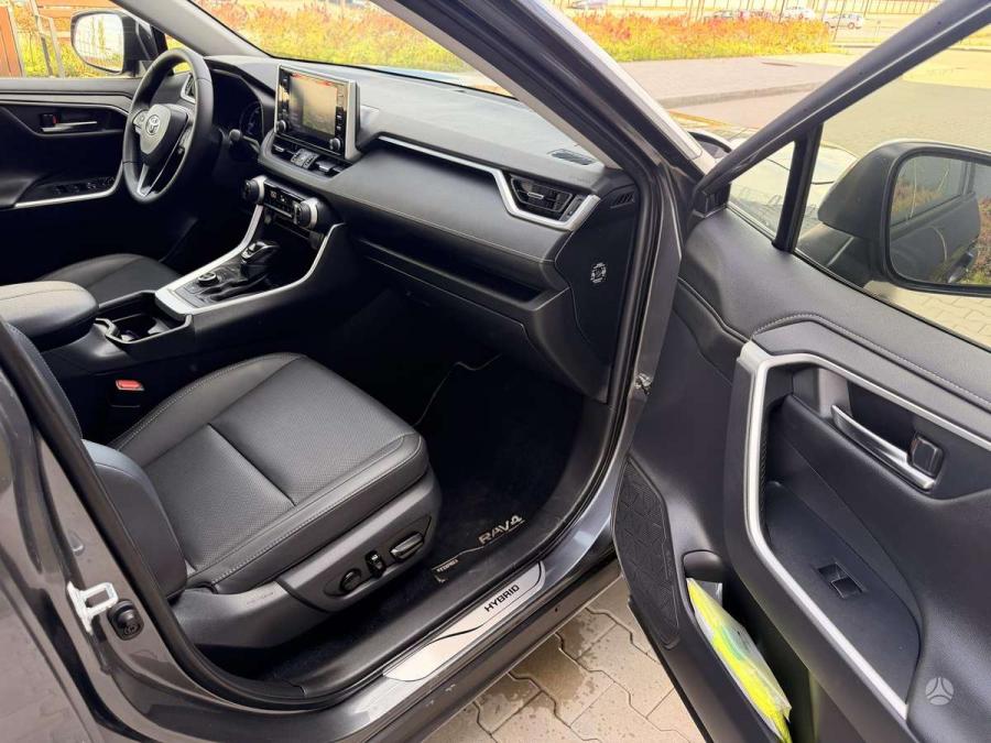 Grey Toyota RAV4 2021 in Vilnius, with an engine capacity of 2.49 L and mileage of 117 thousand km for 27350 €, photo 28 on AUTOMOTO.COM.LV