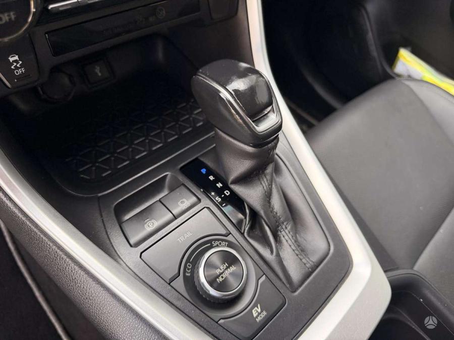Grey Toyota RAV4 2021 in Vilnius, with an engine capacity of 2.49 L and mileage of 117 thousand km for 27350 €, photo 35 on AUTOMOTO.COM.LV
