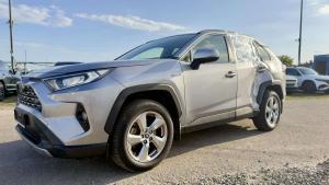 Grey Toyota RAV4 2021 in Siauliai, with an engine capacity of 2.49 L and mileage of 76 thousand km for 21950 €, photo  on AUTOMOTO.COM.LV