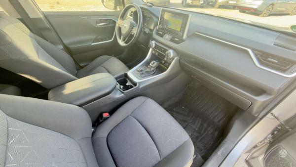 Grey Toyota RAV4 2021 in Siauliai, with an engine capacity of 2.49 L and mileage of 76 thousand km for 21950 €, photo 11 on AUTOMOTO.COM.LV