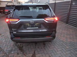 Grey Toyota RAV4 2021 in Siauliai, with an engine capacity of 1.99 L and mileage of 100 thousand km for 13899 €, photo 3 on AUTOMOTO.COM.LV