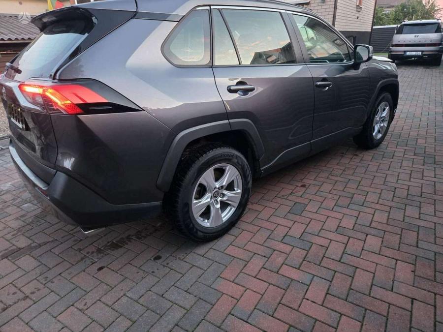 Grey Toyota RAV4 2021 in Siauliai, with an engine capacity of 1.99 L and mileage of 100 thousand km for 13899 €, photo 4 on AUTOMOTO.COM.LV