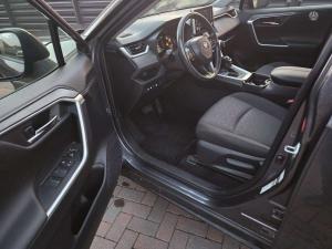 Grey Toyota RAV4 2021 in Siauliai, with an engine capacity of 1.99 L and mileage of 100 thousand km for 13899 €, photo 7 on AUTOMOTO.COM.LV