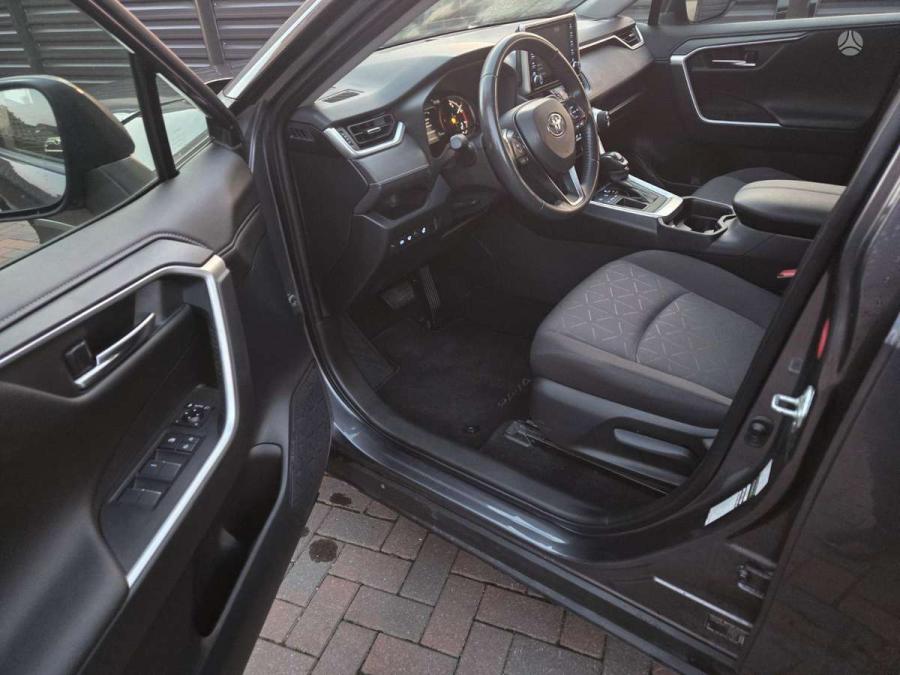 Grey Toyota RAV4 2021 in Siauliai, with an engine capacity of 1.99 L and mileage of 100 thousand km for 13899 €, photo 7 on AUTOMOTO.COM.LV