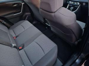 Grey Toyota RAV4 2021 in Siauliai, with an engine capacity of 1.99 L and mileage of 100 thousand km for 13899 €, photo 12 on AUTOMOTO.COM.LV