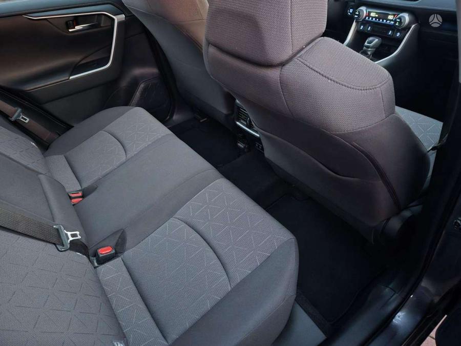 Grey Toyota RAV4 2021 in Siauliai, with an engine capacity of 1.99 L and mileage of 100 thousand km for 13899 €, photo 12 on AUTOMOTO.COM.LV