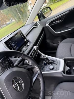 Pelēks Toyota RAV4 2021 Aizkraukle, ar dzinēja tilpumu 2.00 L un nobraukumu 100 tūkst. km par 21700 €, foto 4 vietnē AUTOMOTO.COM.LV