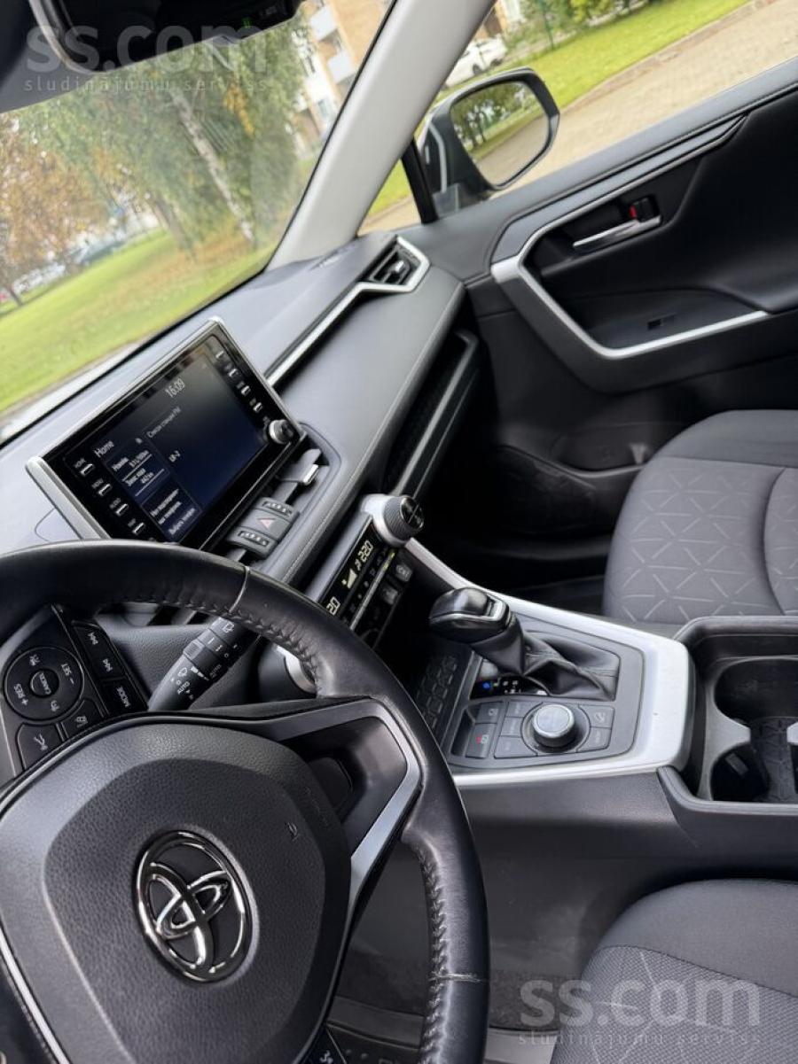 Pelēks Toyota RAV4 2021 Aizkraukle, ar dzinēja tilpumu 2.00 L un nobraukumu 100 tūkst. km par 21700 €, foto 4 vietnē AUTOMOTO.COM.LV