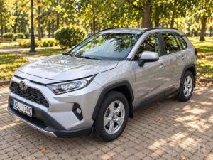 Pelēks Toyota RAV4 2021 Rīga, ar dzinēja tilpumu 2.00 L un nobraukumu 43 tūkst. km par 22500 €, foto  vietnē AUTOMOTO.COM.LV