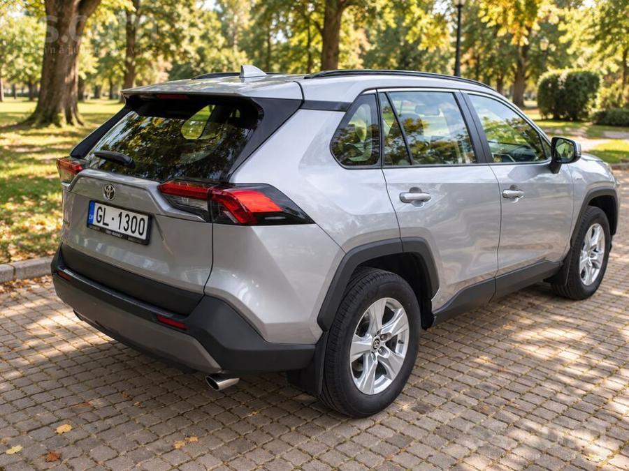 Pelēks Toyota RAV4 2021 Rīga, ar dzinēja tilpumu 2.00 L un nobraukumu 43 tūkst. km par 22500 €, foto 3 vietnē AUTOMOTO.COM.LV
