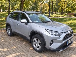 Pelēks Toyota RAV4 2021 Rīga, ar dzinēja tilpumu 2.00 L un nobraukumu 43 tūkst. km par 22500 €, foto 4 vietnē AUTOMOTO.COM.LV