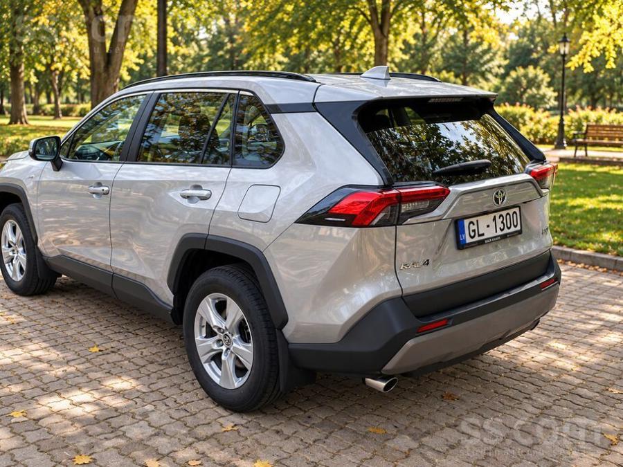 Pelēks Toyota RAV4 2021 Rīga, ar dzinēja tilpumu 2.00 L un nobraukumu 43 tūkst. km par 22500 €, foto 5 vietnē AUTOMOTO.COM.LV