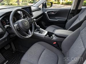Pelēks Toyota RAV4 2021 Rīga, ar dzinēja tilpumu 2.00 L un nobraukumu 43 tūkst. km par 22500 €, foto 7 vietnē AUTOMOTO.COM.LV