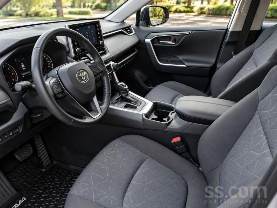 Pelēks Toyota RAV4 2021 Rīga, ar dzinēja tilpumu 2.00 L un nobraukumu 43 tūkst. km par 22500 €, foto 7 vietnē AUTOMOTO.COM.LV