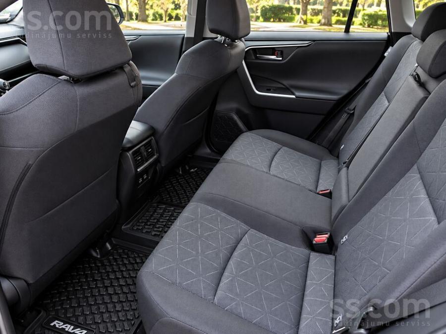 Pelēks Toyota RAV4 2021 Rīga, ar dzinēja tilpumu 2.00 L un nobraukumu 43 tūkst. km par 22500 €, foto 8 vietnē AUTOMOTO.COM.LV