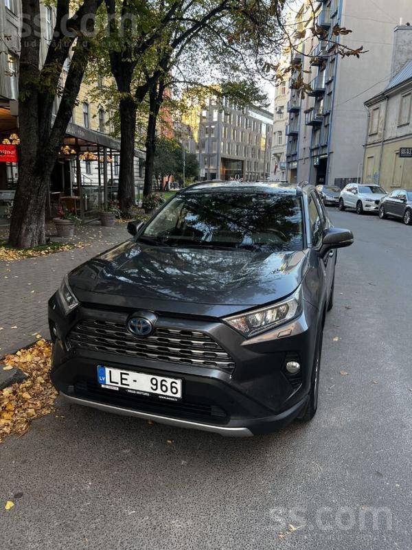 Pelēks Toyota RAV4 2021 Rīga, ar dzinēja tilpumu 2.50 L un nobraukumu 97 tūkst. km par 28900 €, foto 1 vietnē AUTOMOTO.COM.LV
