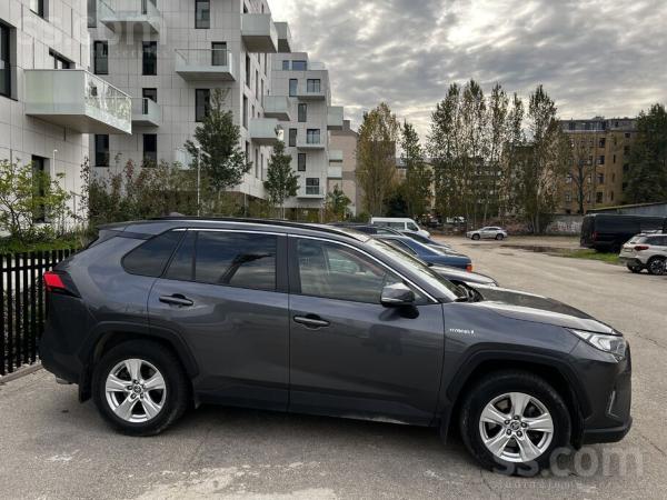 Pelēks Toyota RAV4 2021 Rīga, ar dzinēja tilpumu 2.50 L un nobraukumu 97 tūkst. km par 28900 €, foto 3 vietnē AUTOMOTO.COM.LV