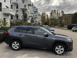 Pelēks Toyota RAV4 2021 Rīga, ar dzinēja tilpumu 2.50 L un nobraukumu 97 tūkst. km par 28900 €, foto 3 vietnē AUTOMOTO.COM.LV