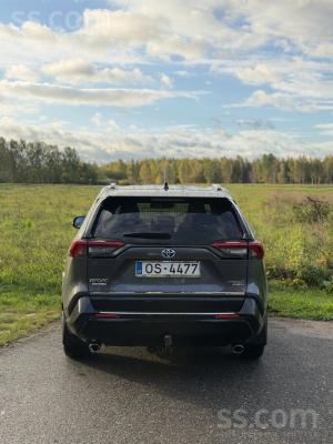 Grey Toyota RAV4 2021 in Riga, with an engine capacity of 2.50 L and mileage of 110 thousand km for 34770 €, photo 4 on AUTOMOTO.COM.LV