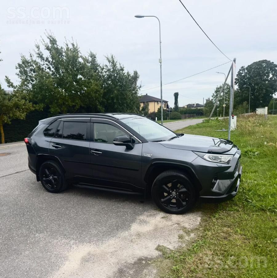 Grey Toyota RAV4 2021 in Riga, with an engine capacity of 2.50 L and mileage of 110 thousand km for 34770 €, photo 5 on AUTOMOTO.COM.LV