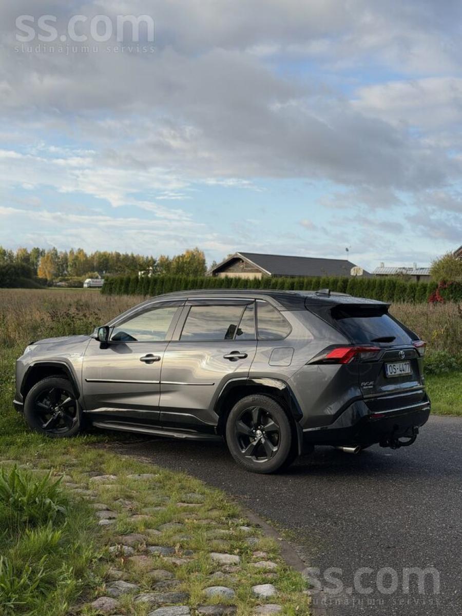 Grey Toyota RAV4 2021 in Riga, with an engine capacity of 2.50 L and mileage of 110 thousand km for 34770 €, photo 11 on AUTOMOTO.COM.LV