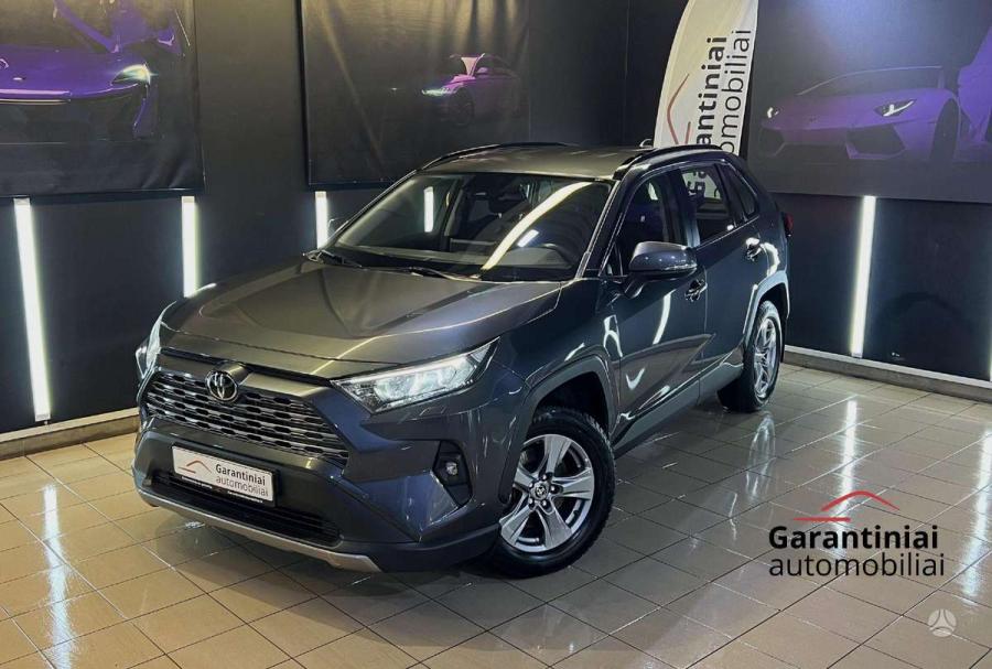 Grey Toyota RAV4 2022 in Vilnius, with an engine capacity of 1.99 L and mileage of 116 thousand km for 21950 €, photo 1 on AUTOMOTO.COM.LV