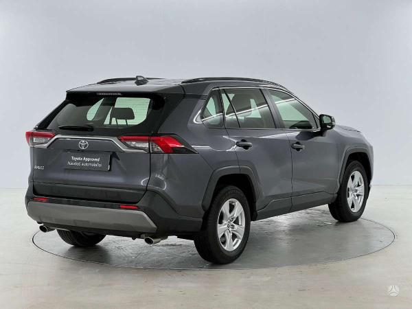 Pelēks Toyota RAV4 2022 Viļņa, ar dzinēja tilpumu 1.99 L un nobraukumu 118 tūkst. km par 23900 €, foto 2 vietnē AUTOMOTO.COM.LV