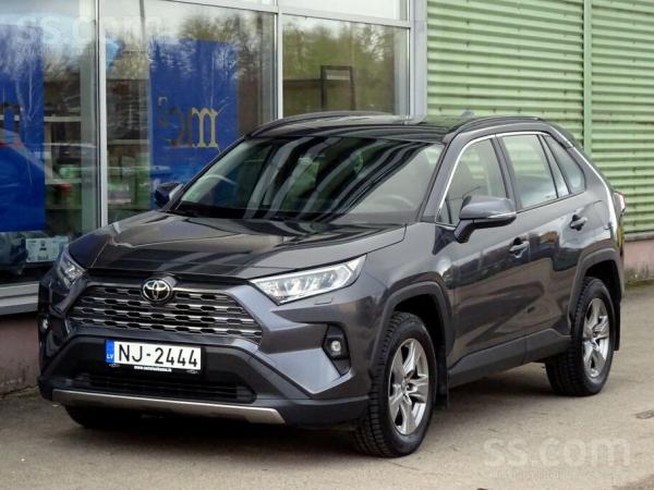 Pelēks Toyota RAV4 2022 Rīga, ar dzinēja tilpumu 2.00 L un nobraukumu 60 tūkst. km par 24300 €, foto 1 vietnē AUTOMOTO.COM.LV