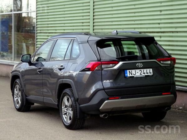 Pelēks Toyota RAV4 2022 Rīga, ar dzinēja tilpumu 2.00 L un nobraukumu 60 tūkst. km par 24300 €, foto 2 vietnē AUTOMOTO.COM.LV