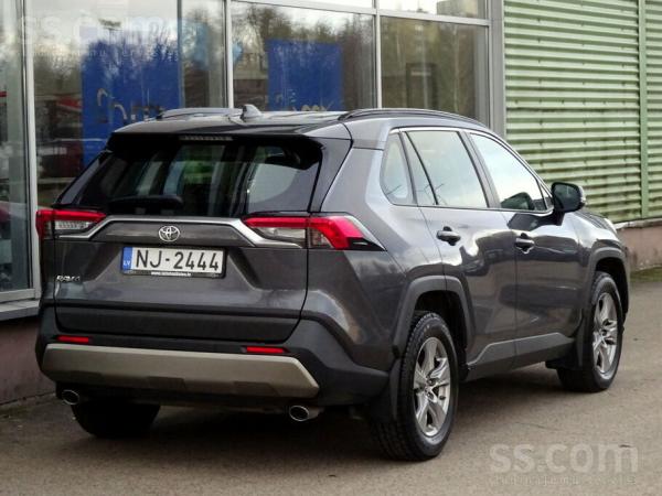 Pelēks Toyota RAV4 2022 Rīga, ar dzinēja tilpumu 2.00 L un nobraukumu 60 tūkst. km par 24300 €, foto 3 vietnē AUTOMOTO.COM.LV