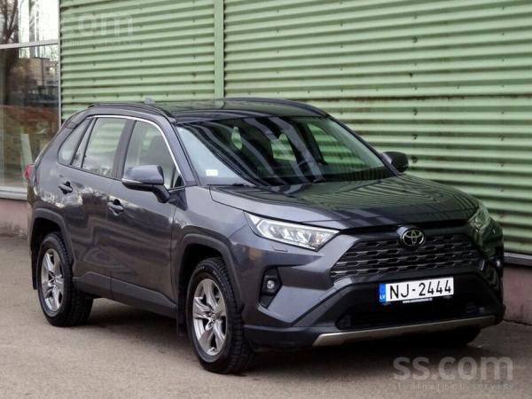 Pelēks Toyota RAV4 2022 Rīga, ar dzinēja tilpumu 2.00 L un nobraukumu 60 tūkst. km par 24300 €, foto 4 vietnē AUTOMOTO.COM.LV