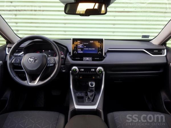 Pelēks Toyota RAV4 2022 Rīga, ar dzinēja tilpumu 2.00 L un nobraukumu 60 tūkst. km par 24300 €, foto 10 vietnē AUTOMOTO.COM.LV