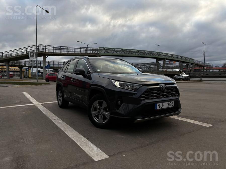 Pelēks Toyota RAV4 2022 Rīga, ar dzinēja tilpumu 2.00 L un nobraukumu 94 tūkst. km par 23990 €, foto 1 vietnē AUTOMOTO.COM.LV