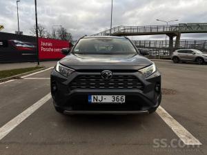 Pelēks Toyota RAV4 2022 Rīga, ar dzinēja tilpumu 2.00 L un nobraukumu 94 tūkst. km par 23990 €, foto 2 vietnē AUTOMOTO.COM.LV