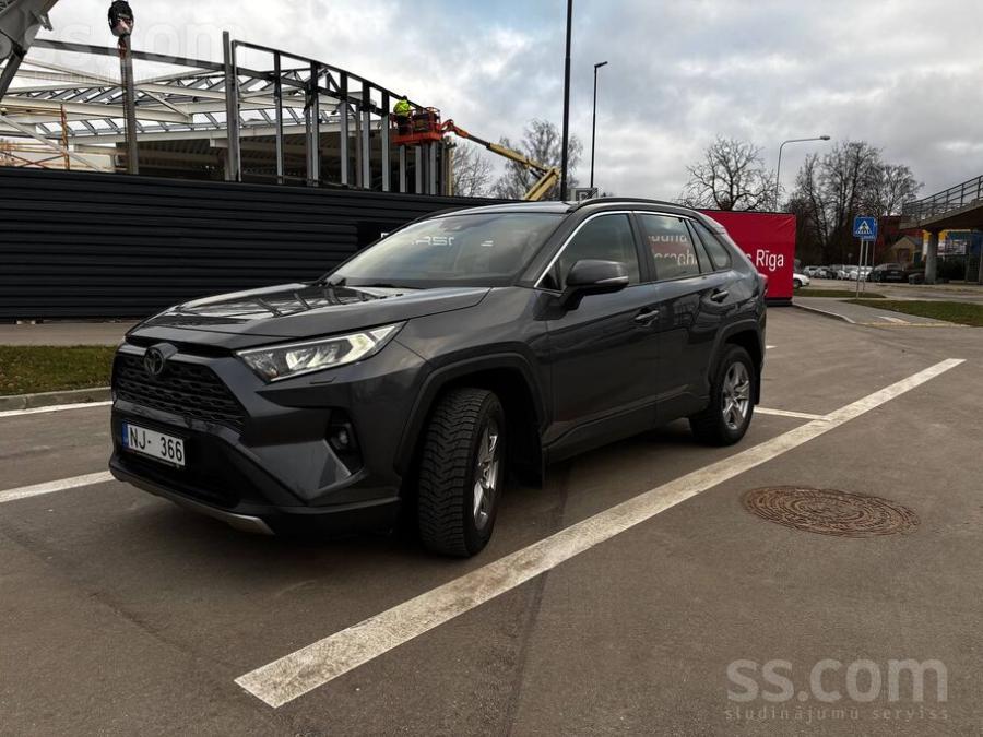 Pelēks Toyota RAV4 2022 Rīga, ar dzinēja tilpumu 2.00 L un nobraukumu 94 tūkst. km par 23990 €, foto 3 vietnē AUTOMOTO.COM.LV