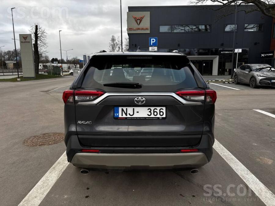 Pelēks Toyota RAV4 2022 Rīga, ar dzinēja tilpumu 2.00 L un nobraukumu 94 tūkst. km par 23990 €, foto 4 vietnē AUTOMOTO.COM.LV