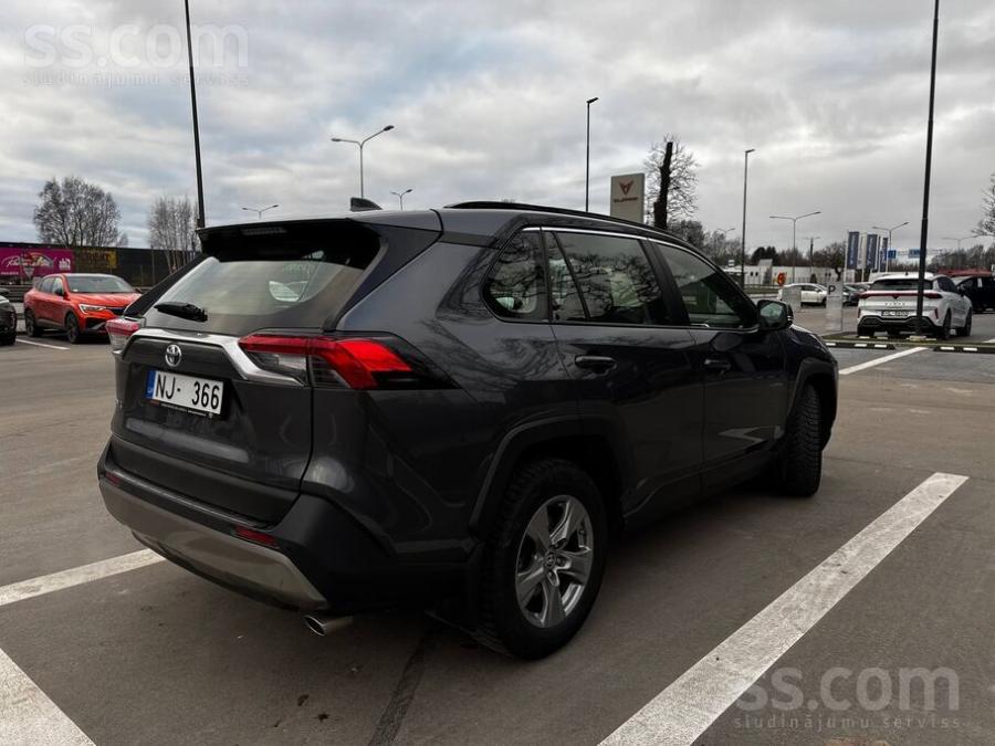 Pelēks Toyota RAV4 2022 Rīga, ar dzinēja tilpumu 2.00 L un nobraukumu 94 tūkst. km par 23990 €, foto 5 vietnē AUTOMOTO.COM.LV