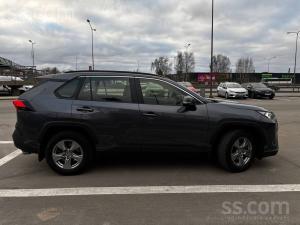 Pelēks Toyota RAV4 2022 Rīga, ar dzinēja tilpumu 2.00 L un nobraukumu 94 tūkst. km par 23990 €, foto 6 vietnē AUTOMOTO.COM.LV