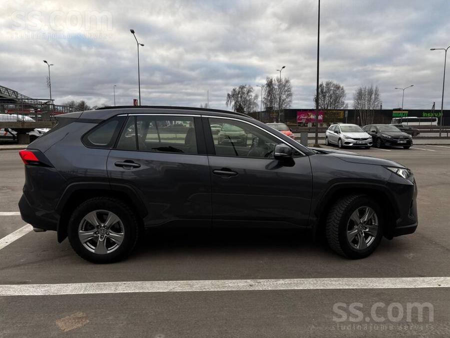 Pelēks Toyota RAV4 2022 Rīga, ar dzinēja tilpumu 2.00 L un nobraukumu 94 tūkst. km par 23990 €, foto 6 vietnē AUTOMOTO.COM.LV